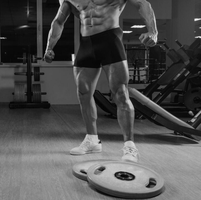 10 Quadriceps Exercises With Weights To Sculpt And Strengthen Your Legs ...